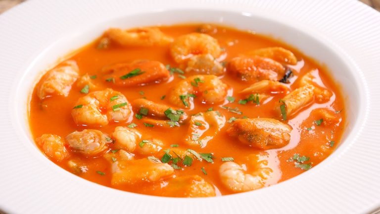 Receta deliciosa de sopa de mariscos con apio, pimiento y vino ...