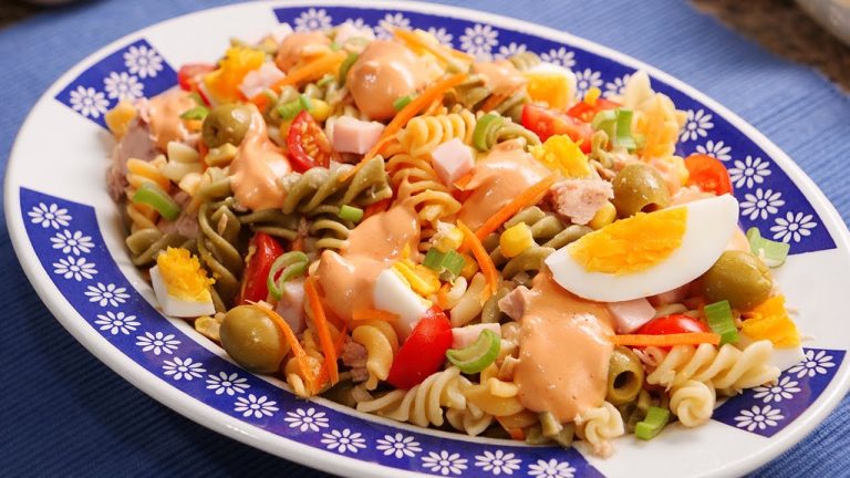 Receta de Ensalada de Pasta con Salsa Rosa y Lechuga Fácil y Rápida ...