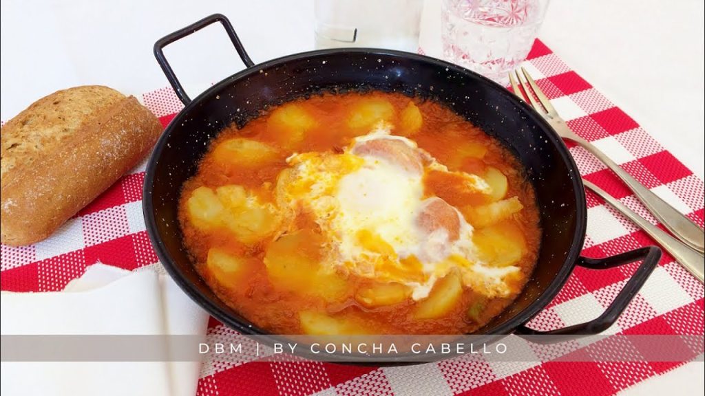 Receta fácil de Patatas cocidas con tomate frito paso a paso - Recetas ...
